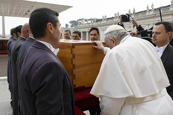 Pope approves simplified rites for papal funeral, burial - TrentonMonitor